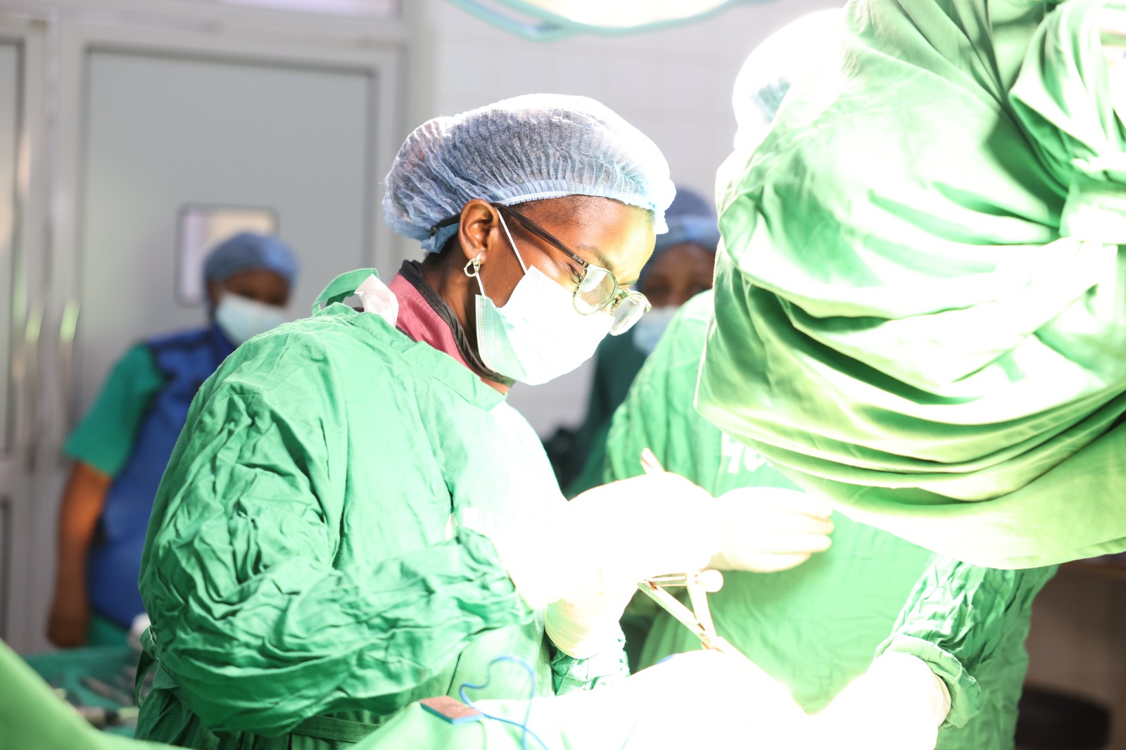 Dr. Kansayisa, umuganga w’inzobere watinyuye abakobwa ubuvuzi bwo ...