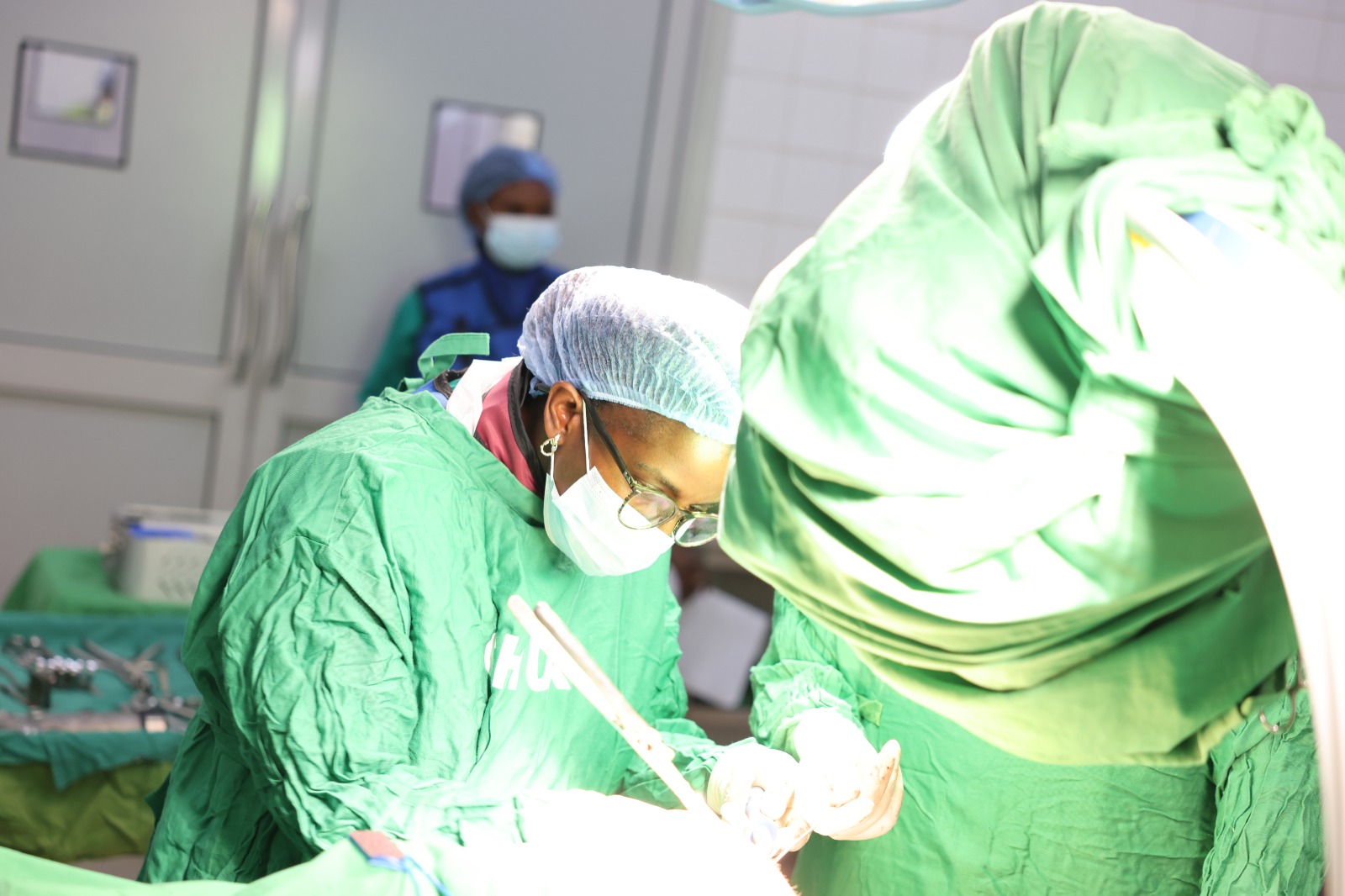 Dr. Kansayisa, umuganga w’inzobere watinyuye abakobwa ubuvuzi bwo ...